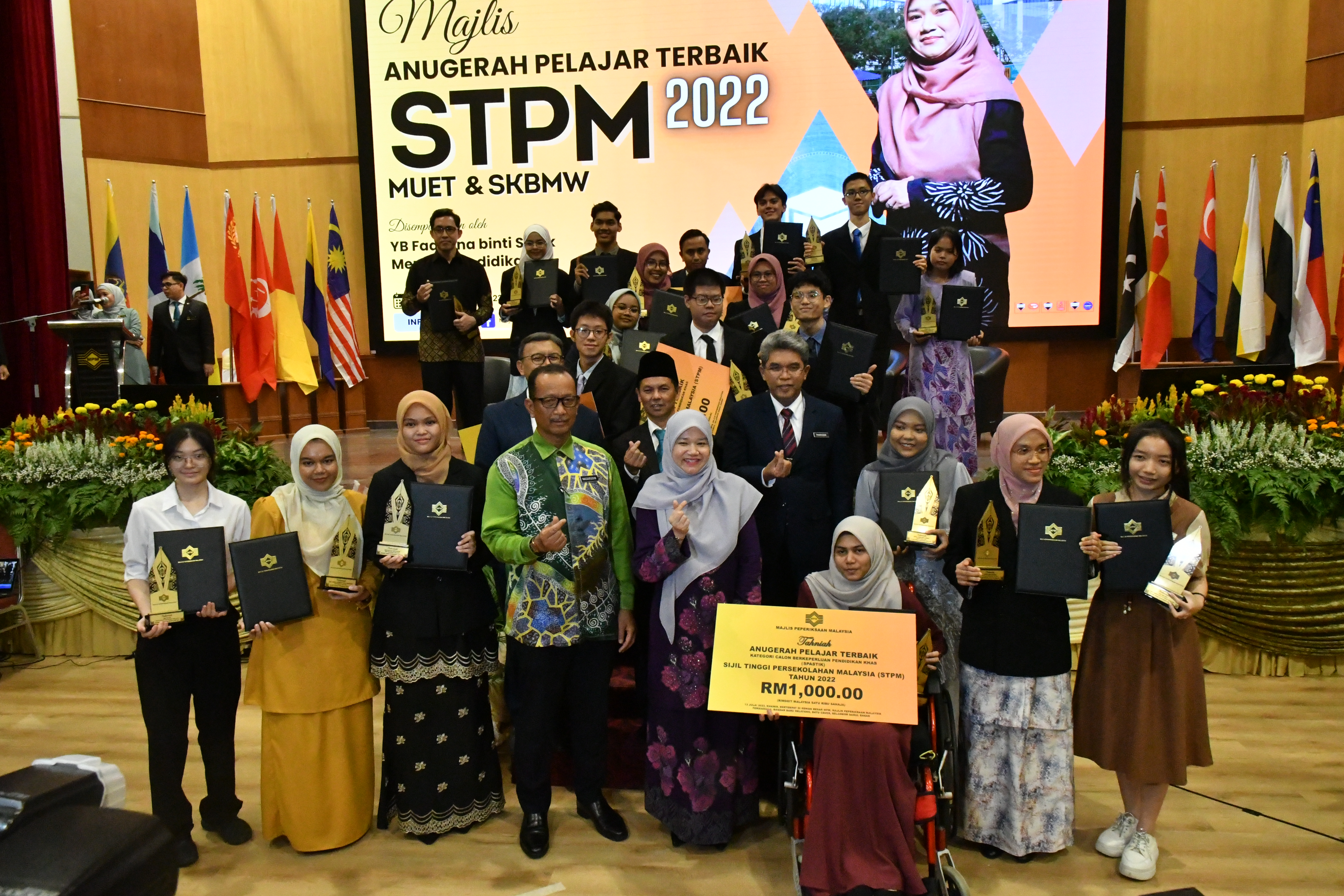 Majlis Anugerah Pelajar Terbaik STPM, MUET dan SKBMW 2022 - Official ...
