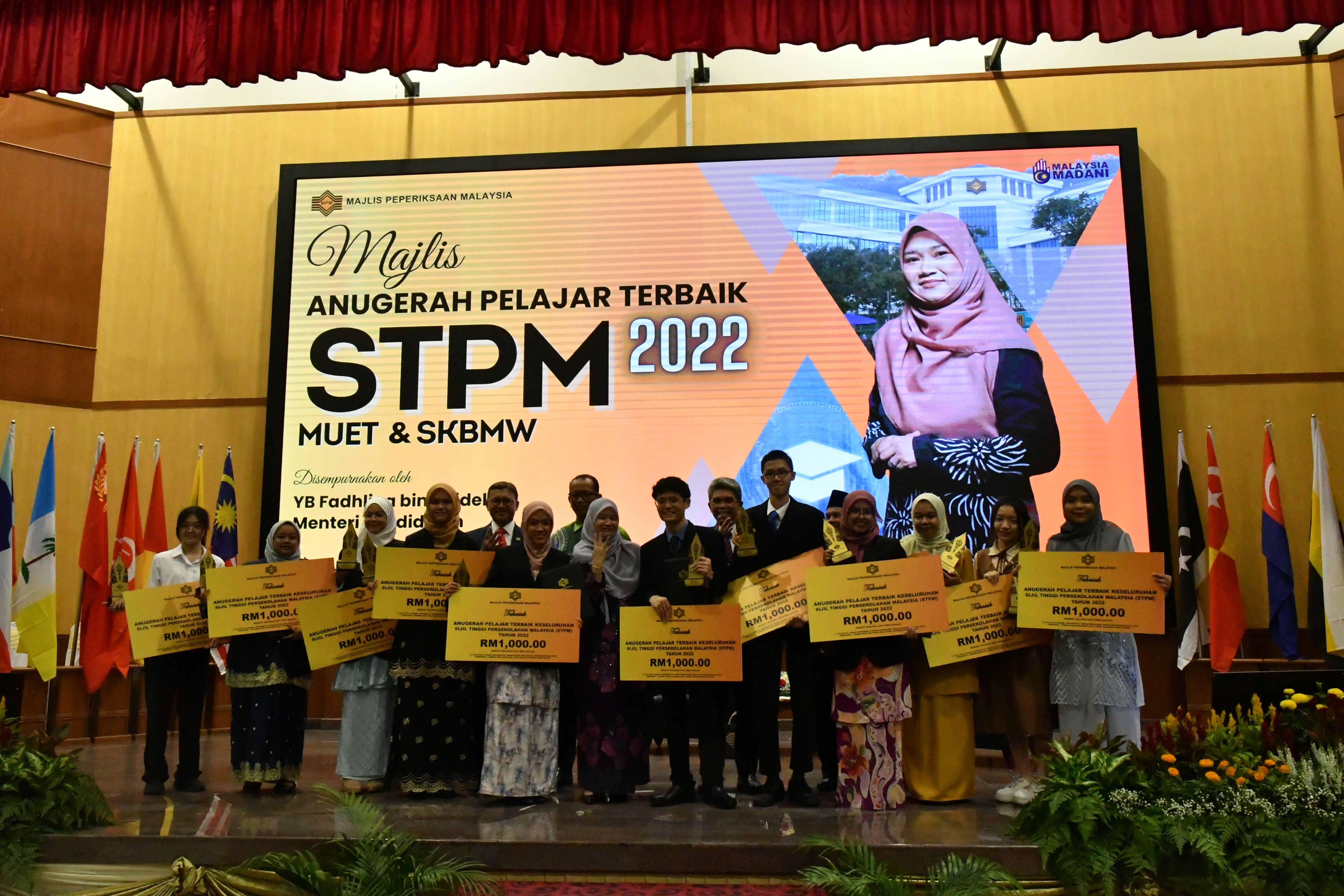 Majlis Anugerah Pelajar Terbaik STPM, MUET dan SKBMW 2022 - Portal ...